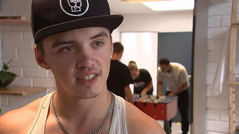 Elever på produktionsskole i Herning kvitter smøgerne | TV MIDTVEST Elever på produktionsskole i Herning kvitter smøgerne | TV MIDTVEST