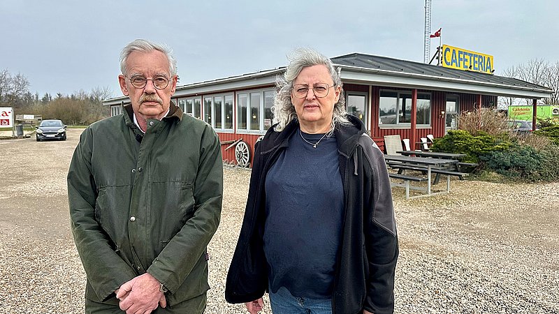 Nu har Alice og Uffe endelig fået solgt deres spisested - men det er på ... Nu har Alice og Uffe endelig fået solgt deres spisested - men det er på ...