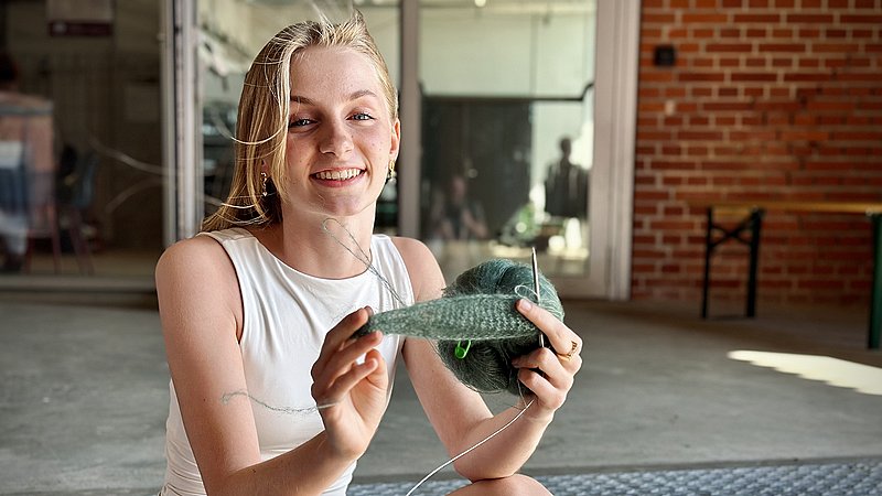 Sofie har ADHD og strikker på livet løs: - Det giver mig ro | TV MIDTVEST Sofie har ADHD og strikker på livet løs: - Det giver mig ro | TV MIDTVEST